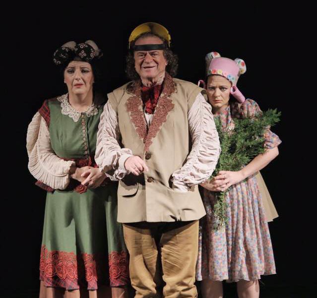 Humori tragjik në familjen Tot, një dramë hungareze me aktorë SHQIPTARË ... Humori tragjik në familjen Tot, një dramë hungareze me aktorë SHQIPTARË ...